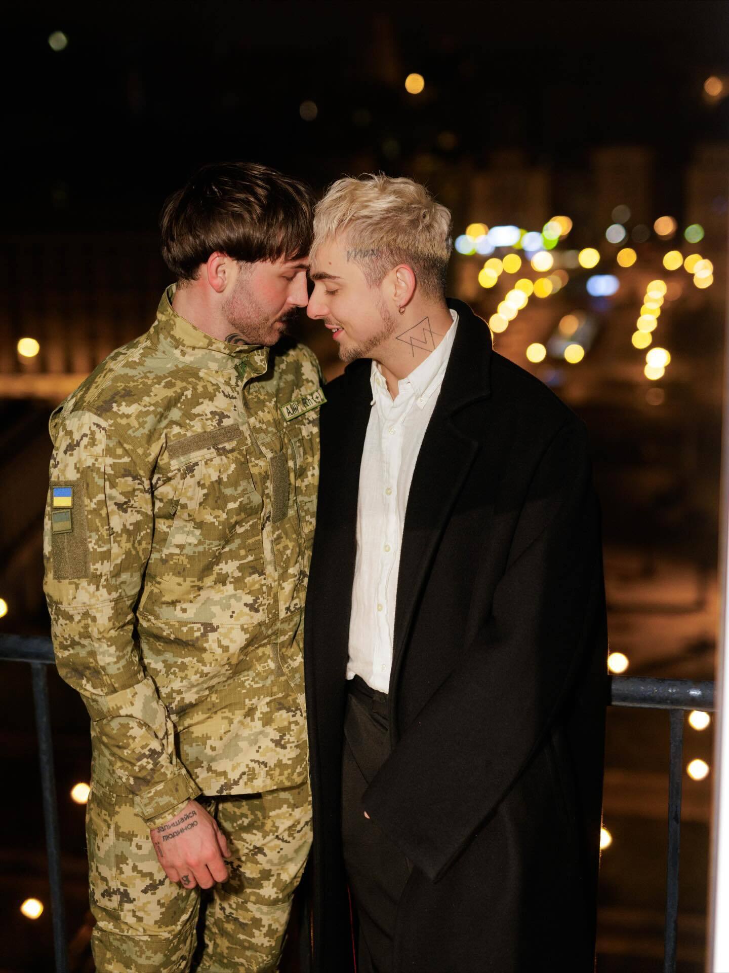 Меловін заручився із хлопцем-військовим на Майдані Незалежності – Фото